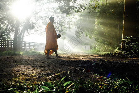 黑墙背景中戴帽子的亚洲年轻高清图片下载-正版图片502990843-摄图网