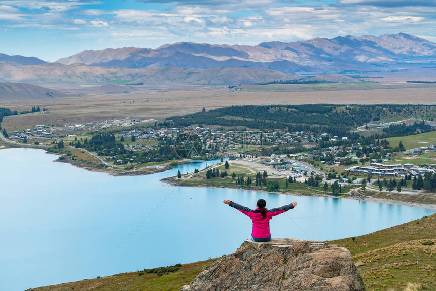 女旅行者对新西兰Tekapo湖的高清图片下载-正版图片503274839-摄图网