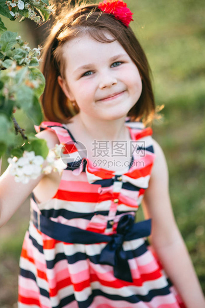 可爱女孩的肖像微笑和装扮高清图片下载-正版图片503294729-摄图网