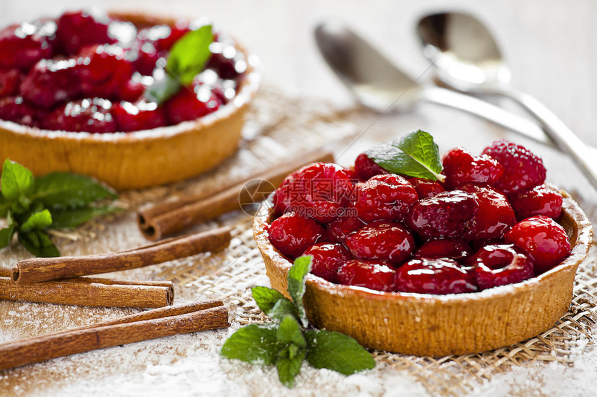 两个新鲜制作的覆盆子派的照片高清图片下载-正版图片503303600-摄图网
