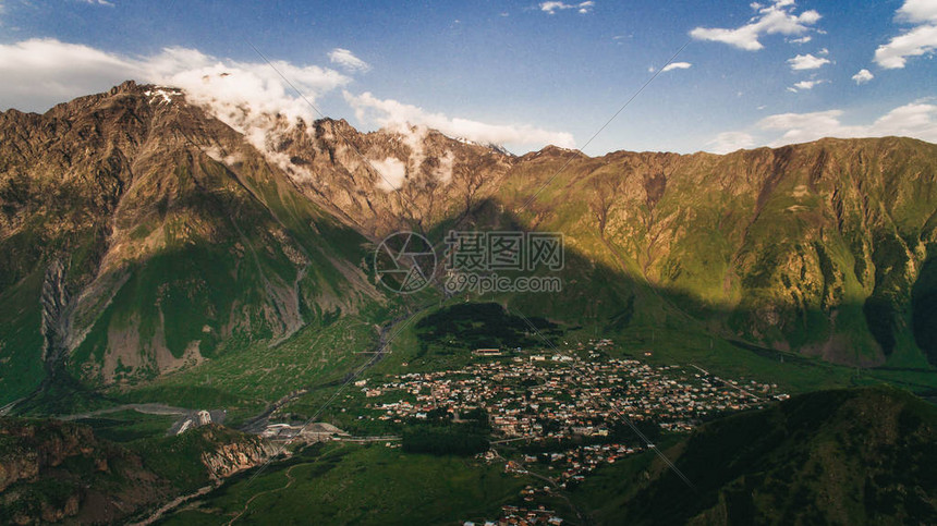 格鲁吉亚有云的天空的山上城市空中观高清图片下载-正版图片503315054-摄图网