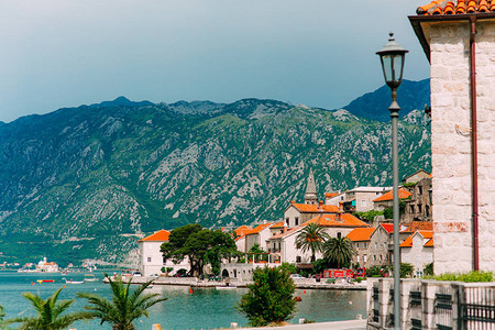 黑山科托尔湾岸边的佩拉斯特老城亚得里亚海和巴尔干半岛的古建筑欧高清图片下载-正版图片503322053-摄图网