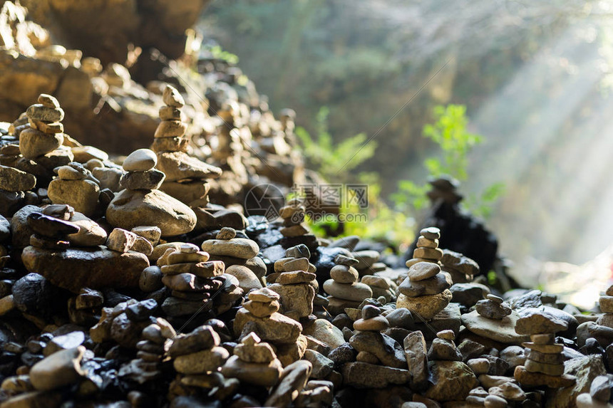 公园里的一堆石头特写高清图片下载-正版图片503336640-摄图网