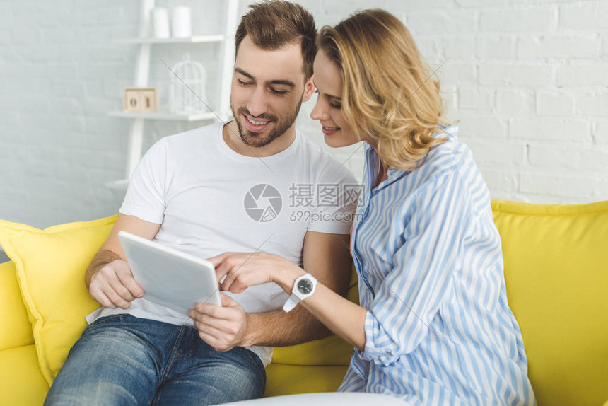 笑一的情侣享受平板乐高清图片下载 正版图片503352999 摄图网