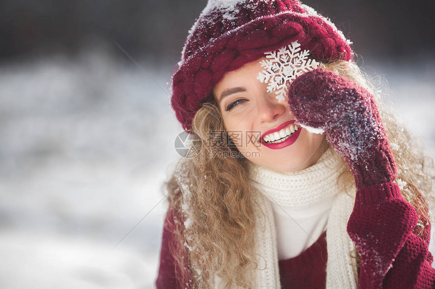 冬季背景下年轻美丽女子的特写肖像高清图片下载 正版图片503363337 摄图网