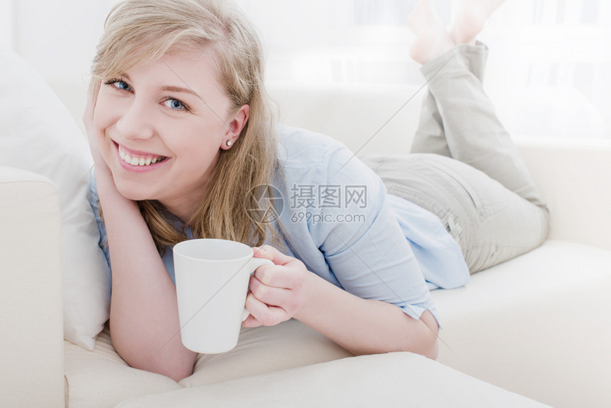 一个坐在沙发上喝杯咖啡的可爱年高清图片下载 正版图片503364047 摄图网