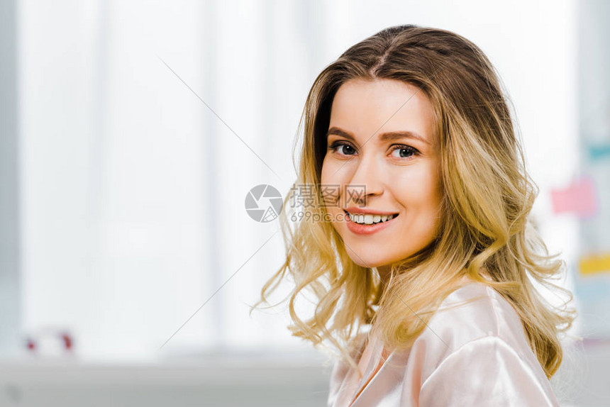 兴奋的金发女金发年轻女子带着真诚的高清图片下载 正版图片503368382 摄图网