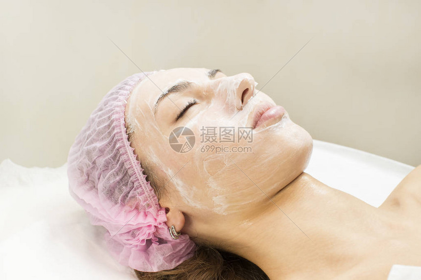 美容院的按摩和面部护理流程高清图片下载 正版图片503373682 摄图网