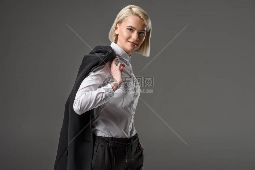 穿着白衬衫的时髦年轻女子的侧面在灰高清图片下载-正版图片503374896-摄图网