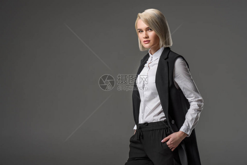 穿着白衬衫的时髦年轻女子的侧面在灰高清图片下载-正版图片503375155-摄图网