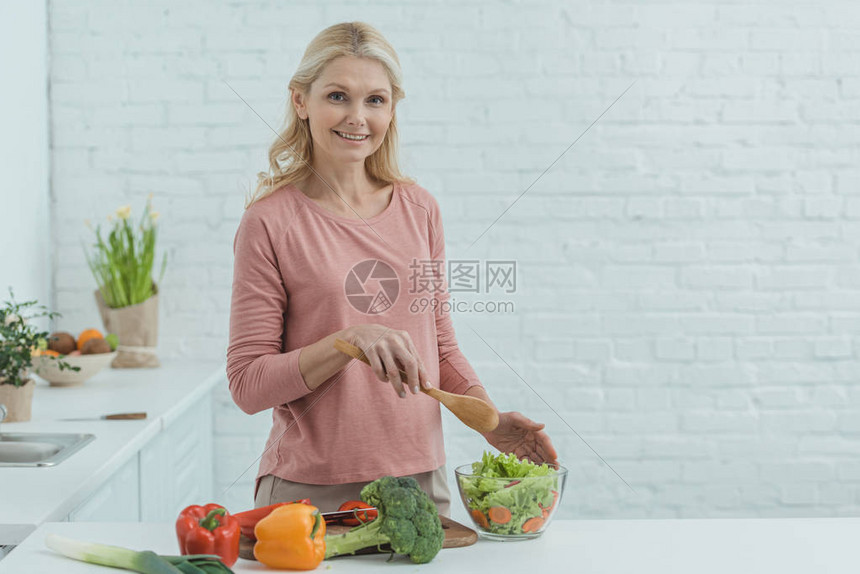 笑着的成熟女在做饭时烹高清图片下载 正版图片503381727 摄图网