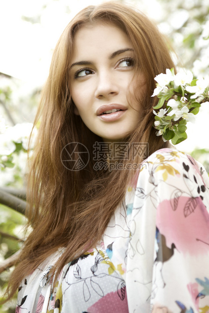 花园里美丽的黑发女郎高清图片下载 正版图片503382227 摄图网