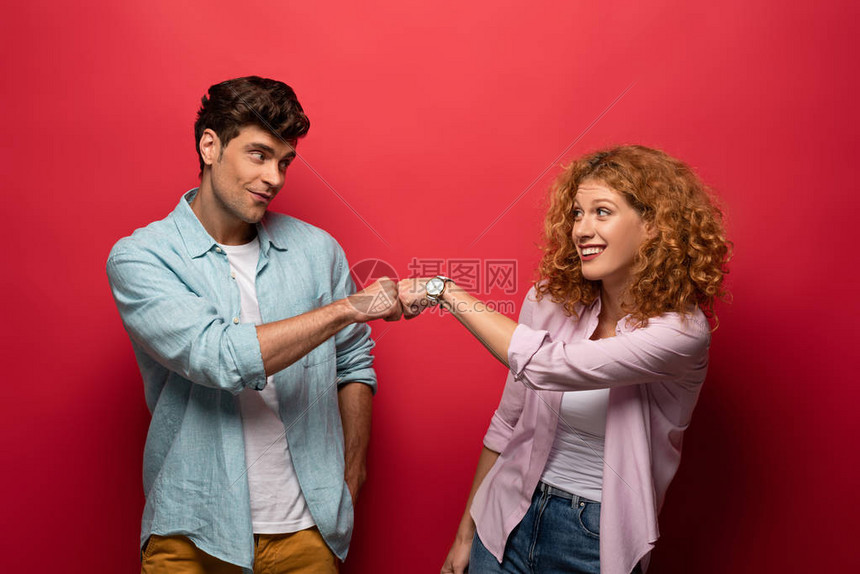 美丽的微笑着的朋友们拳头相撞高清图片下载-正版图片503386541-摄图网