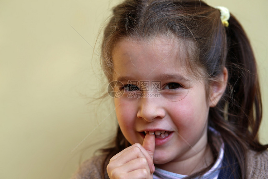 可爱的小女孩门牙晃来去高清图片下载-正版图片503389085-摄图网