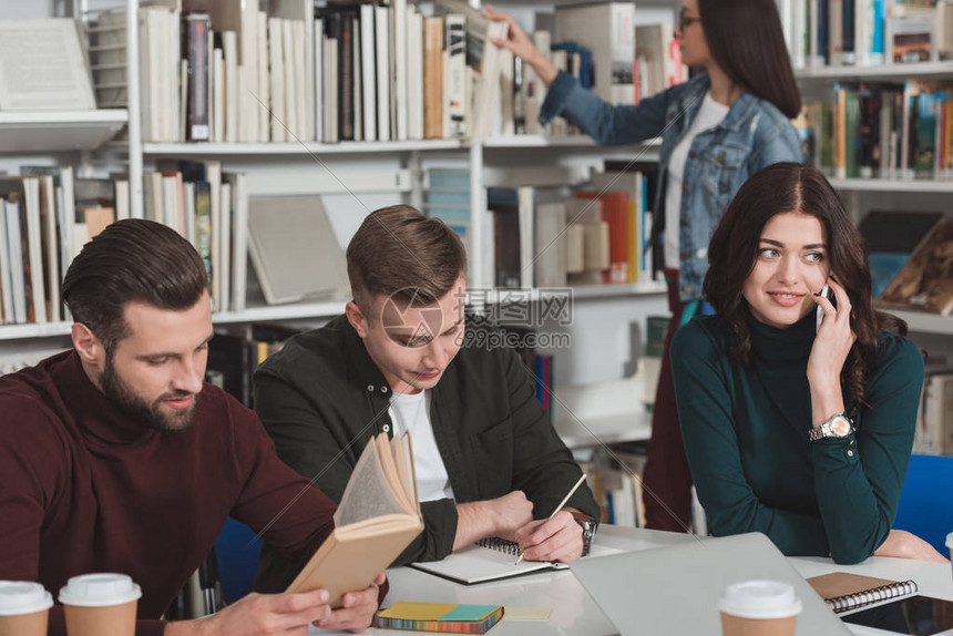 女学生在图书馆里用高清图片下载-正版图片503390068-摄图网