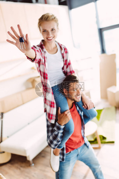 幸福的年轻夫妇拿着钥匙在新房高清图片下载 正版图片503392495 摄图网
