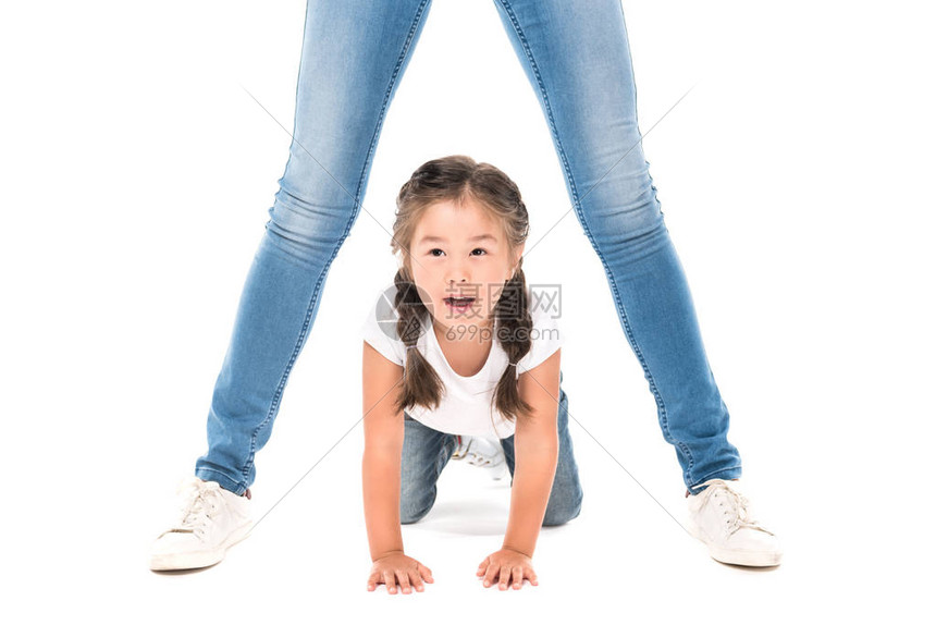 快乐的亚裔母亲和女儿一起玩乐高清图片下载 正版图片503396768 摄图网