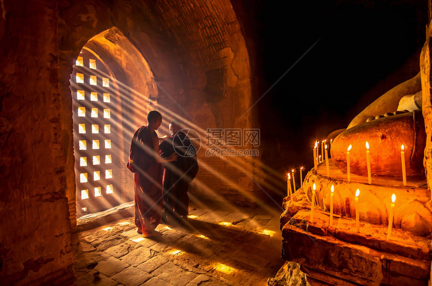 两名亚裔Burmish僧侣在巴干曼德勒米安马尔的塔上用高清图片下载-正版图片503408678-摄图网