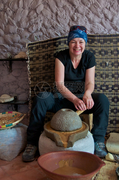女在摩洛哥Imlil的一家妇女合作社中将Argan内高清图片下载-正版图片503417331-摄图网
