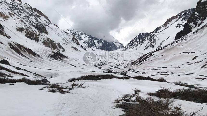 智利圣地亚哥山区雪谷景观高清图片下载-正版图片503419012-摄图网