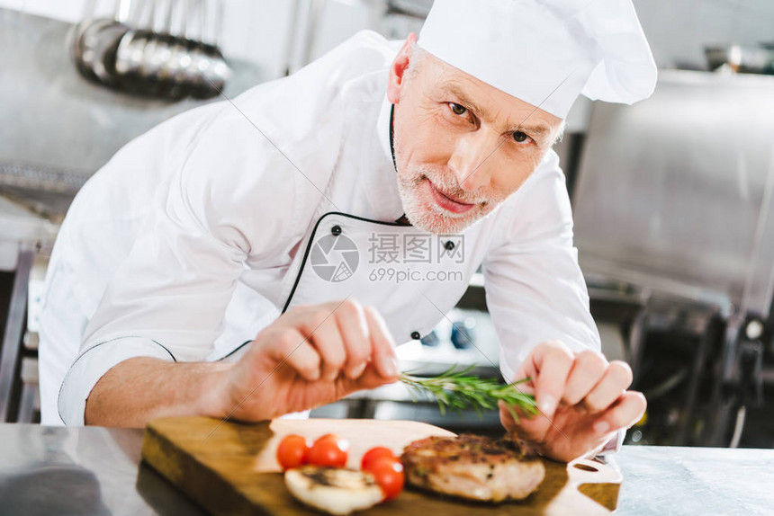 男主厨穿制服高清图片下载-正版图片503425488-摄图网