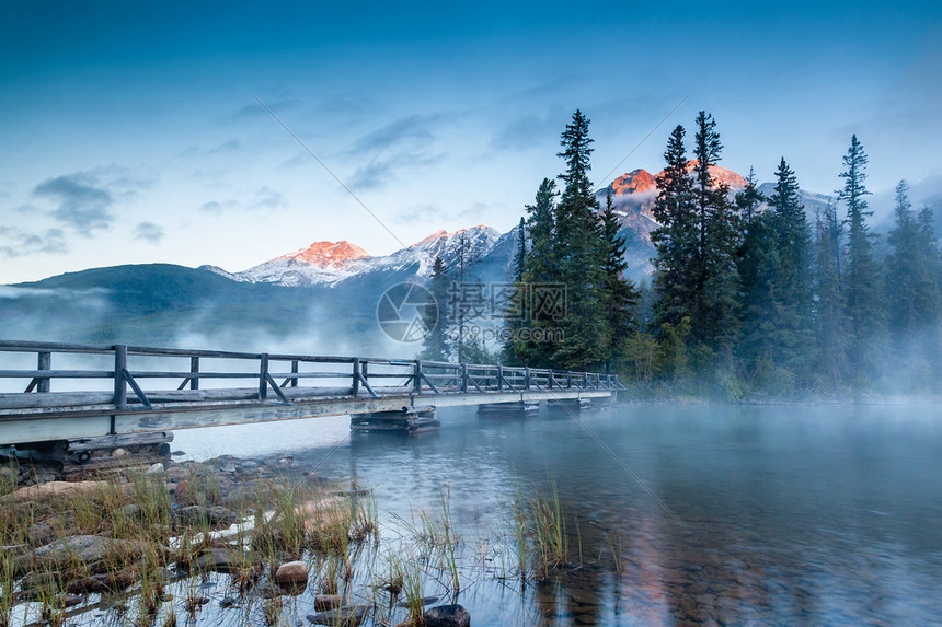 加拿大艾伯塔省贾斯珀公园金字塔湖雾蒙的早晨高清图片下载-正版图片503432984-摄图网