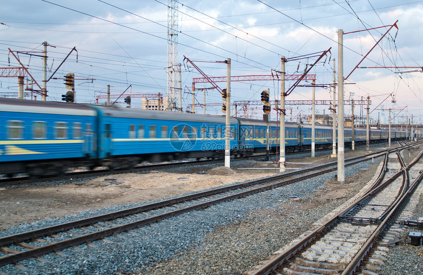 通过乌克兰基辅Darnytsia站的Passa高清图片下载-正版图片503445065-摄图网