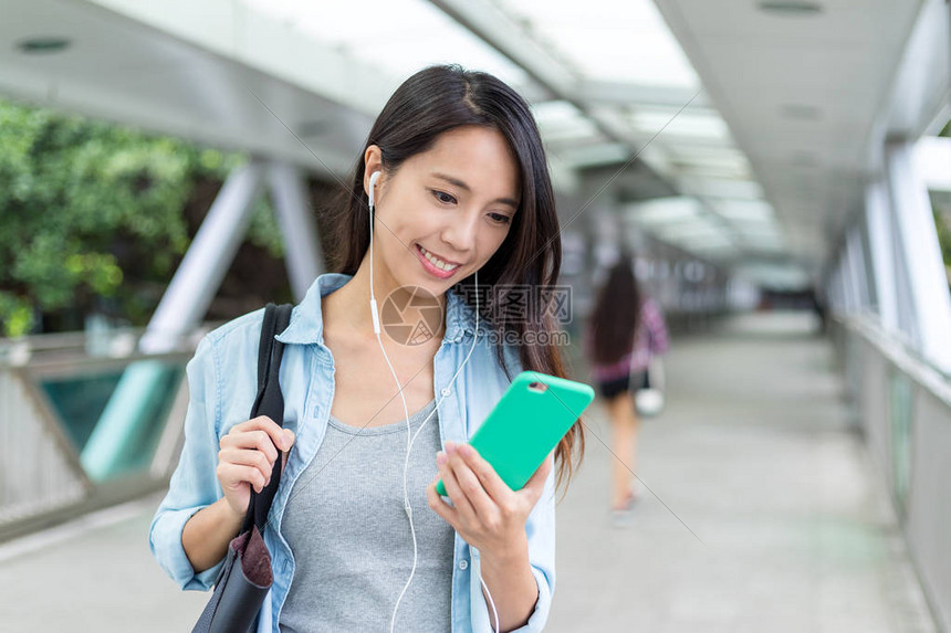 女人在街上用手机听音乐高清图片下载 正版图片503446678 摄图网