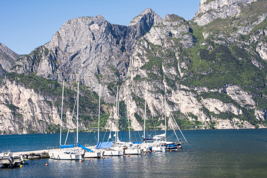 在Torbole的Garda湖码头意大高清图片下载-正版图片503454011-摄图网