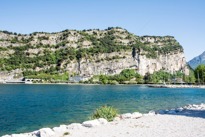 在Torbole的加尔达湖海岸线高清图片下载-正版图片503454123-摄图网