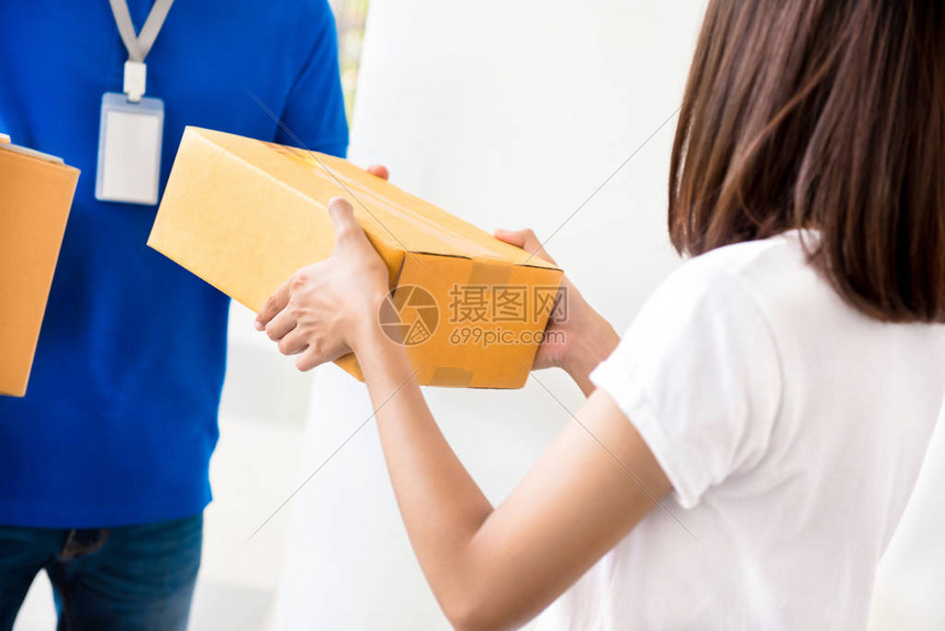 送货员给女人送包裹箱高清图片下载 正版图片503458462 摄图网