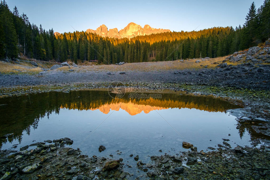 Carezza湖LagodiCarezza和DolomitesAlps的Latemar山意大利高清图片下载-正版图片503461254-摄图网