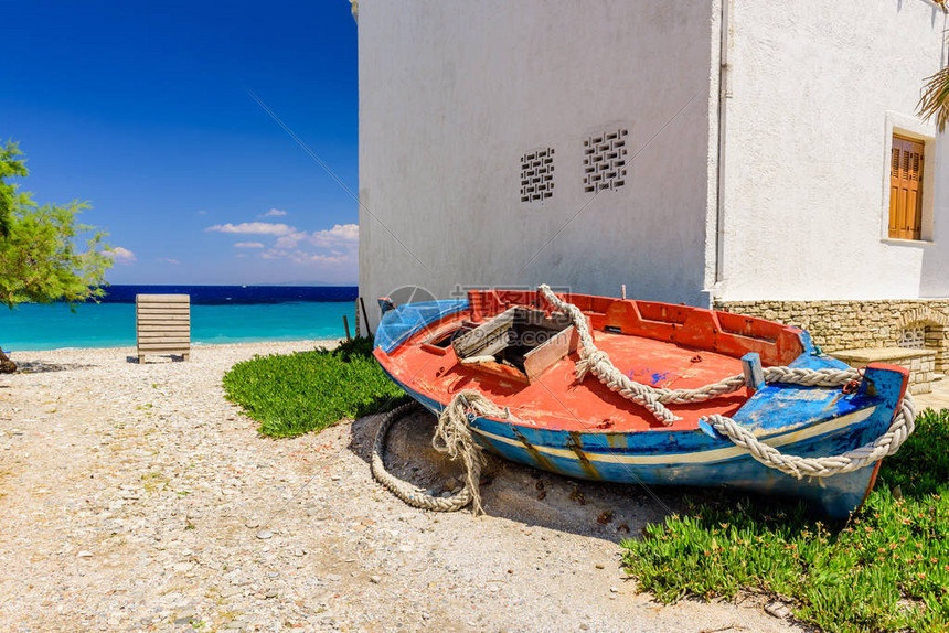 希腊萨莫斯岛Kokkari光滑村海面上一高清图片下载-正版图片503462329-摄图网