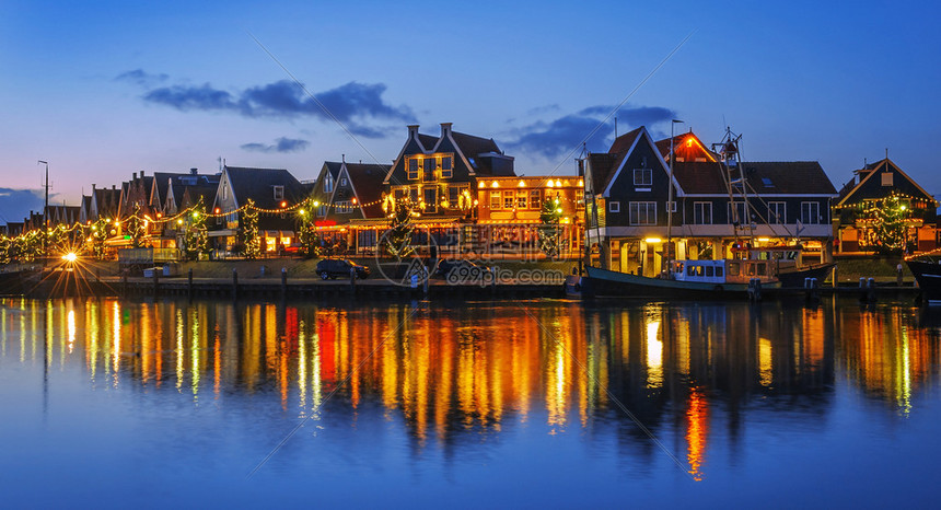 圣诞节晚上在Volen高清图片下载-正版图片503462595-摄图网