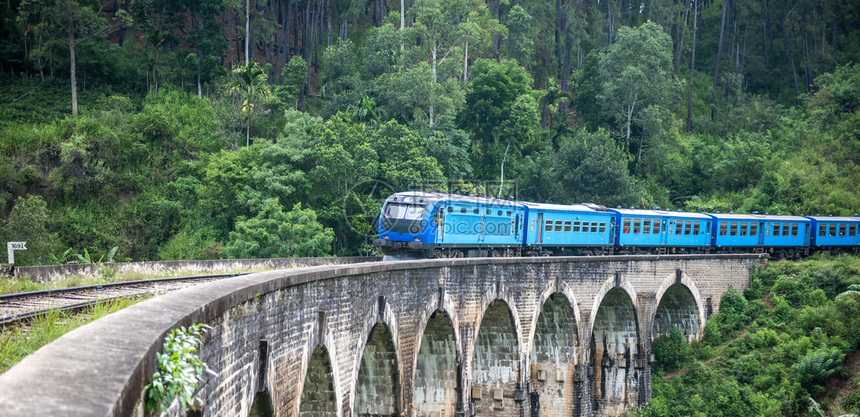 在斯里兰卡德莫达拉的九大拱桥上通过火车高清图片下载-正版图片503463961-摄图网