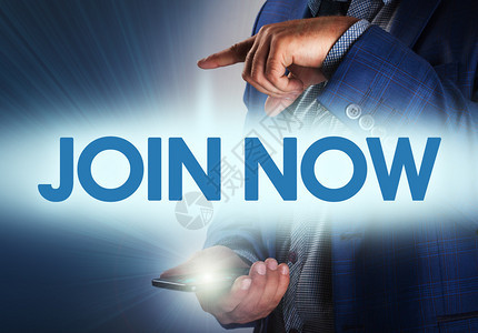 商人在夜间背景的城市景观交易图上触摸带有商业成功虚拟屏幕的Invest图标高清图片下载-正版图片502620066-摄图网