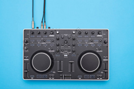黄色背景上装备精良的DJ面板特写高清图片下载-正版图片503659492-摄图网