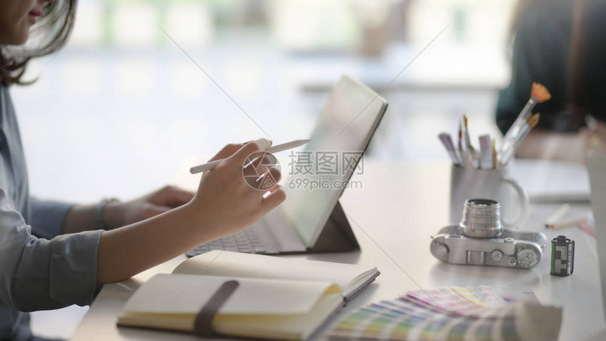 年轻专业设计师的侧面视图高清图片下载-正版图片503479245-摄图网