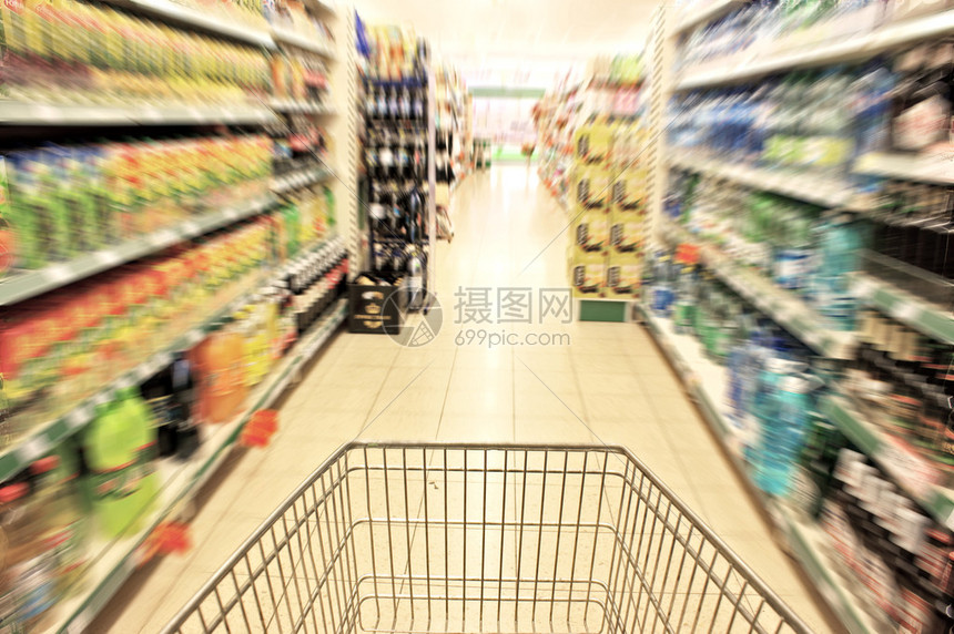 超市货架上的食物和饮料高清图片下载-正版图片503499240-摄图网