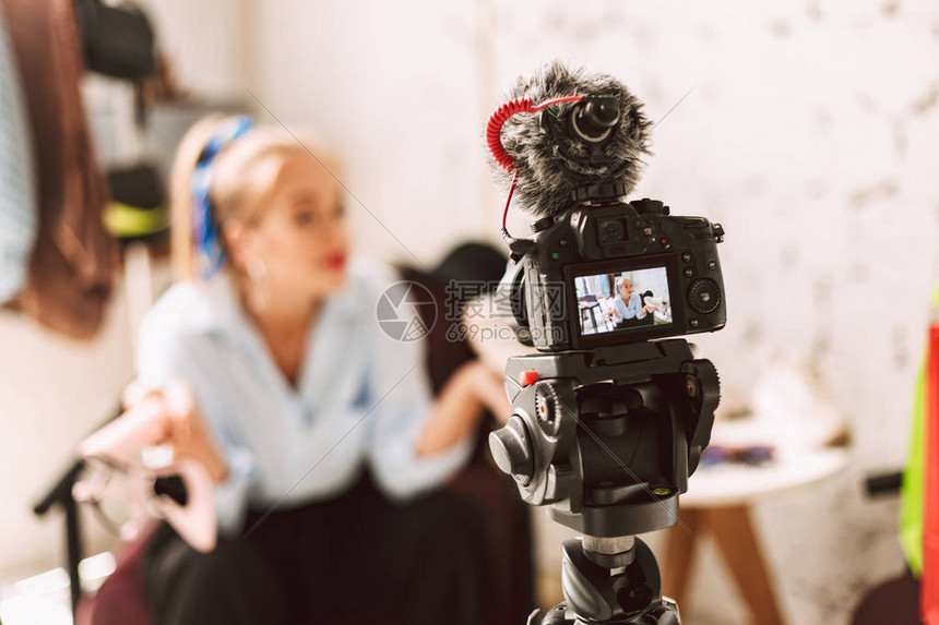 在专业摄像头上为vlog拍摄新时装录高清图片下载-正版图片503502965-摄图网