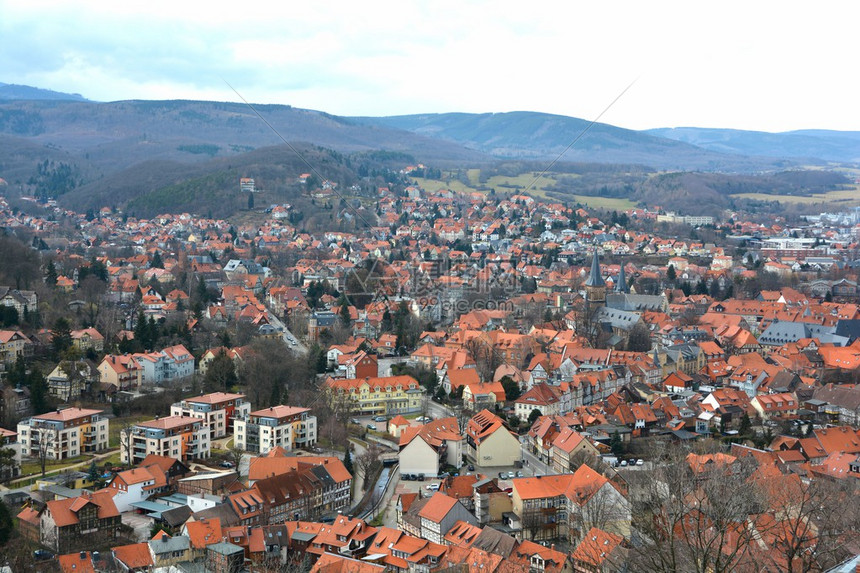 从鸟的角度看哈兹山中的小城镇Werni高清图片下载-正版图片503505672-摄图网