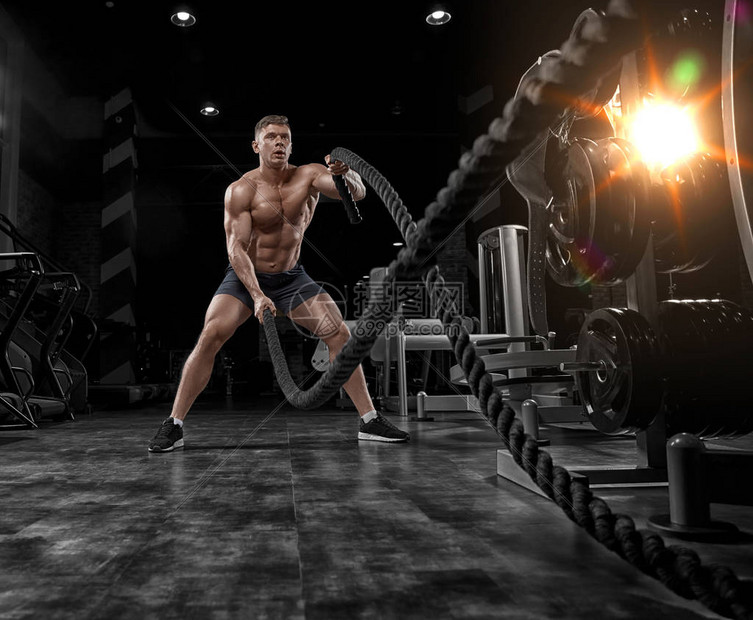 体操锻炼的肌肉男强壮的高清图片下载-正版图片503508893-摄图网