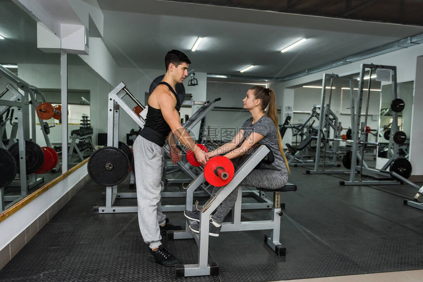 在体育馆训练年轻和美高清图片下载-正版图片503512094-摄图网