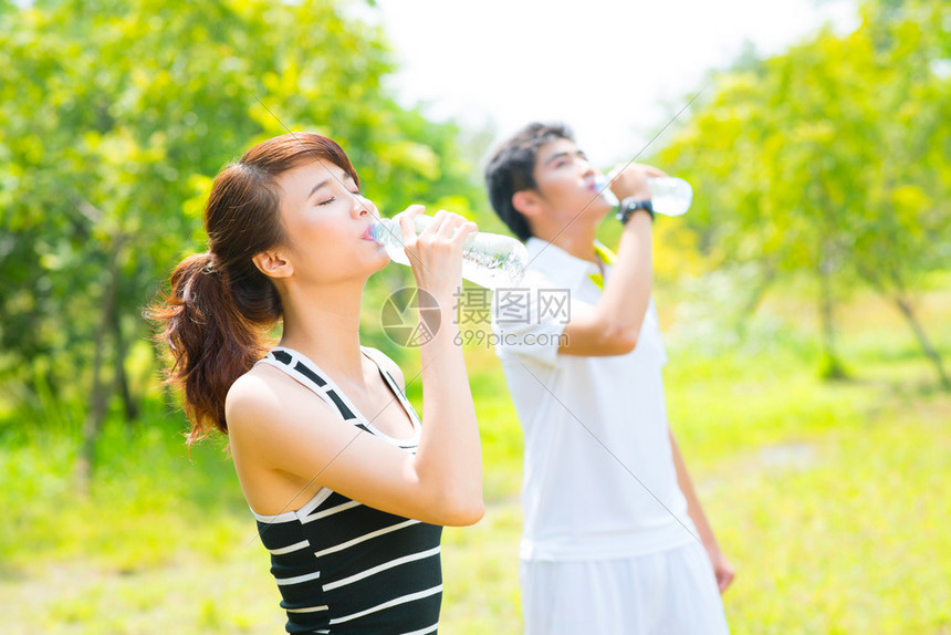 口渴的运动员在锻炼后喝凉水高清图片下载 正版图片503515852 摄图网