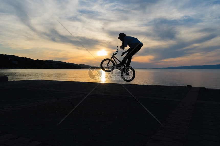 Bmx摩托骑手的假影在日高清图片下载-正版图片503517129-摄图网