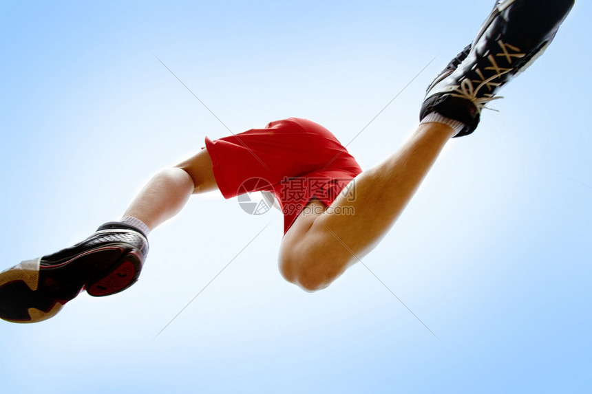 蓝天白云男跑者合影高清图片下载-正版图片503521961-摄图网