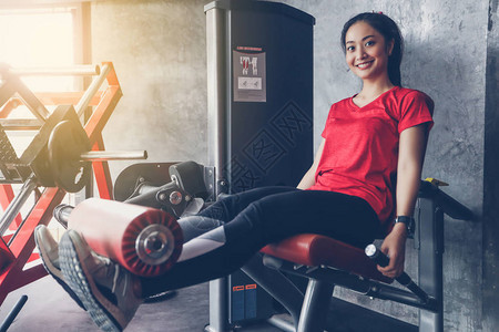 美丽的肌肉适合女人锻炼肌肉和健身女人在健身房锻炼健身健康生高清图片下载-正版图片503523618-摄图网