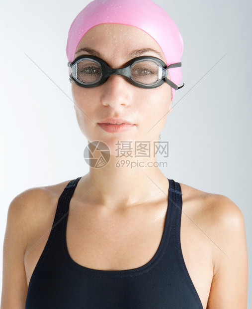 特写一个专注的游泳者年轻女子的肖像高清图片下载 正版图片503526063 摄图网