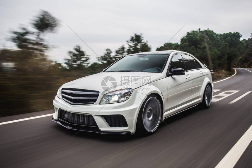 白色轿车在高速公路上高速高清图片下载-正版图片503526875-摄图网