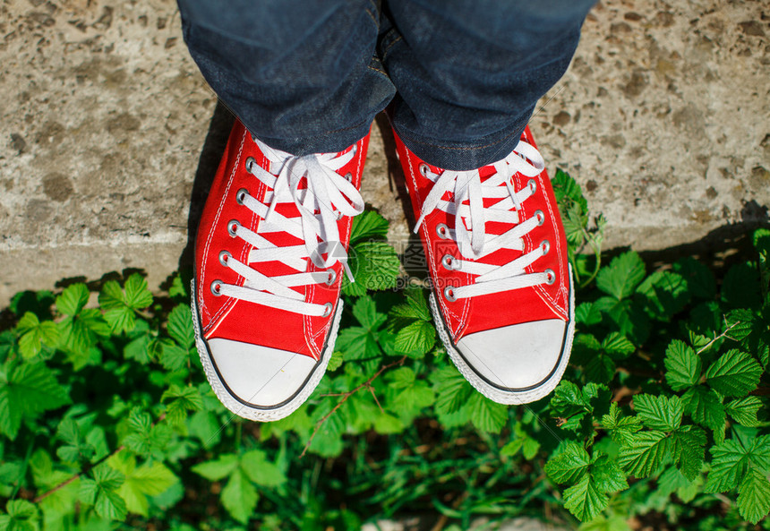 红鞋穿混凝土在树丛中最顶高清图片下载-正版图片503535258-摄图网